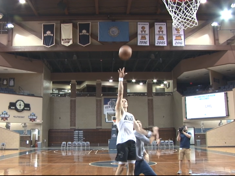 Mooney returns for workout with former NBA guard Hinrich at Pentagon